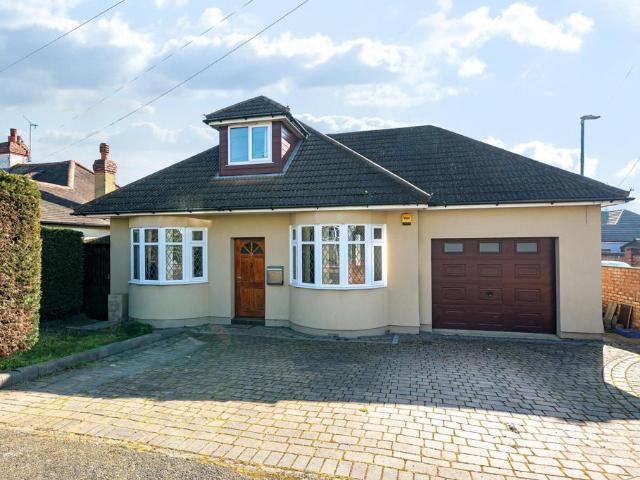 Woodside Road Bexleyheath DA7 5 bed bungalow to rent £3,000 pcm £692 pw
