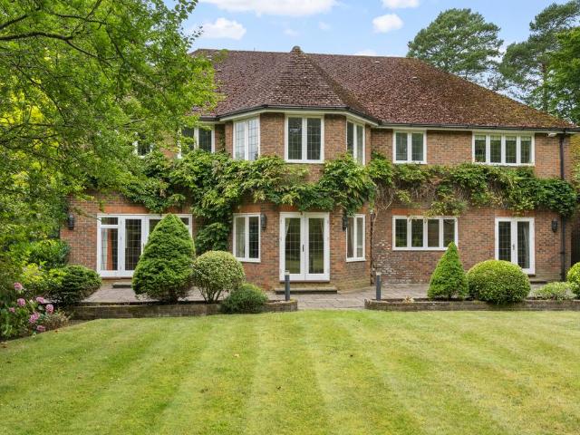 Woodside Road, Cobham, Surrey, KT11 5 bed detached house to rent £8,500 pcm £1,962 pw
