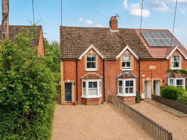 Woodside Road Godalming GU8 3 bed semi detached house to rent £2,650 pcm £612 pw