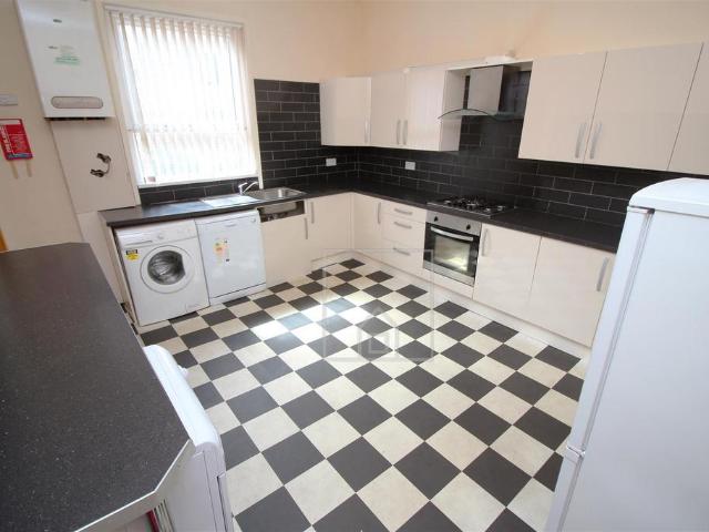 Woodsley Road, Hyde Park, Leeds 5 bed house to rent £2,773 pcm £640 pw