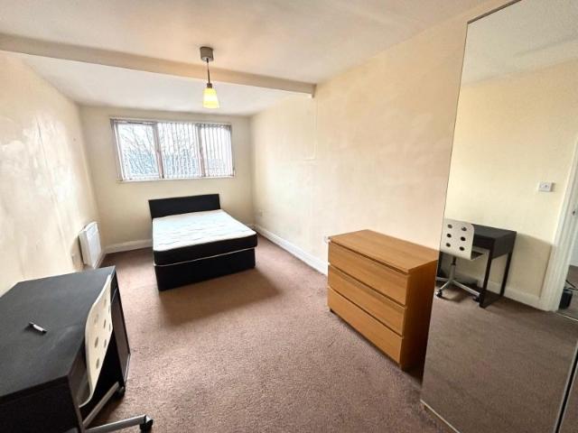 Woodsley Road, Hyde Park, Leeds LS2, 3 bed flat to rent, £477 pppm | PrimeLocation