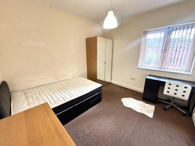 Woodsley Road, Hyde Park, Leeds LS2, 4 bed property to rent, £477 pppm | PrimeLocation