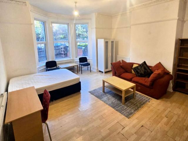 Woodsley Road, Hyde Park LS2, 1 bed flat to rent, £750 pcm | PrimeLocation