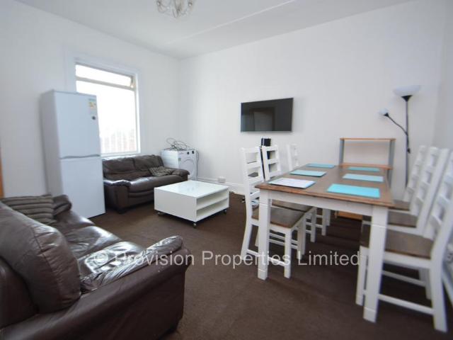 Woodsley Road, Hyde Park LS3 6 bed end of terrace house to rent £2,730 pcm £630 pw