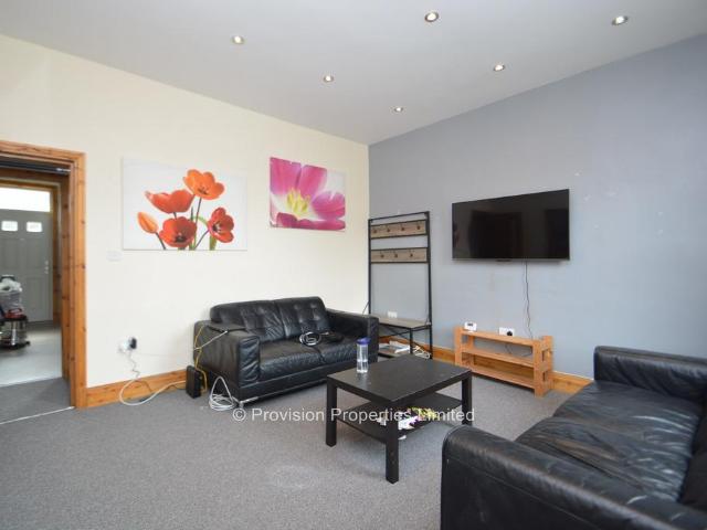 Woodsley Road, Hyde Park LS3 6 bed terraced house to rent £2,990 pcm £690 pw