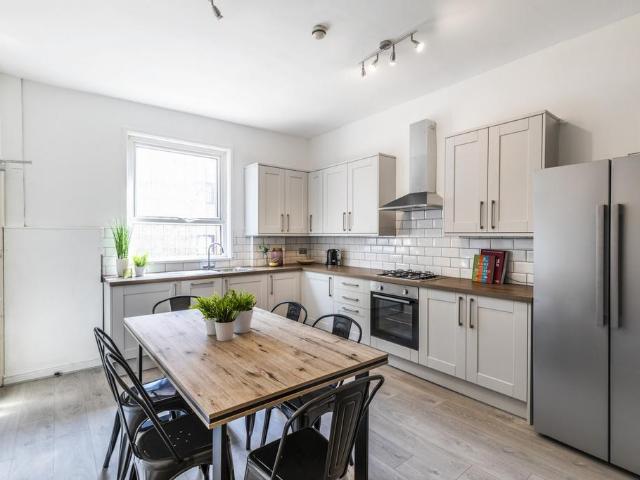 Woodsley Road, Leeds LS3 6 bed house to rent £3,640 pcm £840 pw