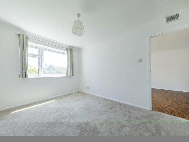 Woodstock Gardens Beckenham BR3 1 bed flat to rent £1,550 pcm £358 pw