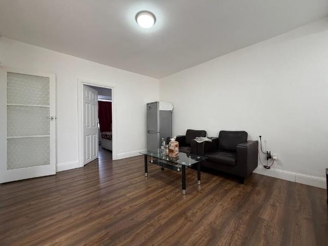 Woodstock Gardens, Hayes UB4 3 bed terraced house to rent £2,300 pcm £531 pw