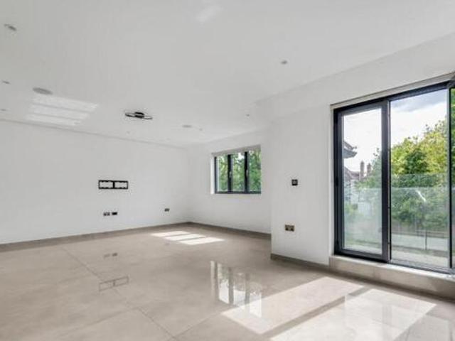 Woodstock Road, London, 2 Bedroom Flat