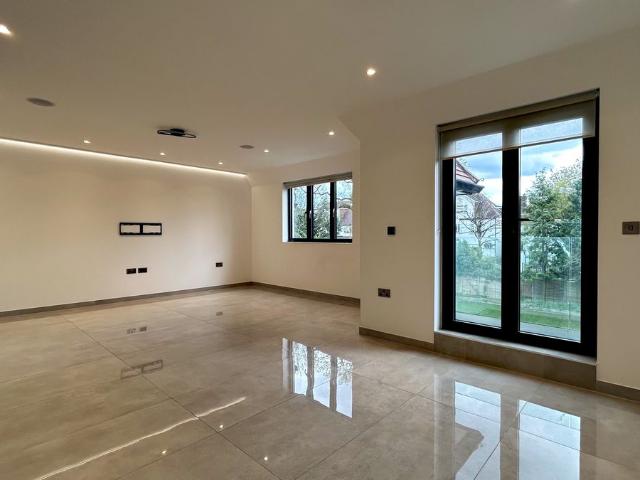 Woodstock Road, London NW11, 2 bed flat to rent, £3,000 pcm | PrimeLocation
