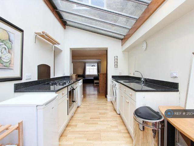 Woodstock Terrace, London, E14 Studio to rent £1,750 pcm £404 pw
