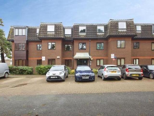 Woodridge Close, Enfield, 2 Bedroom Flat