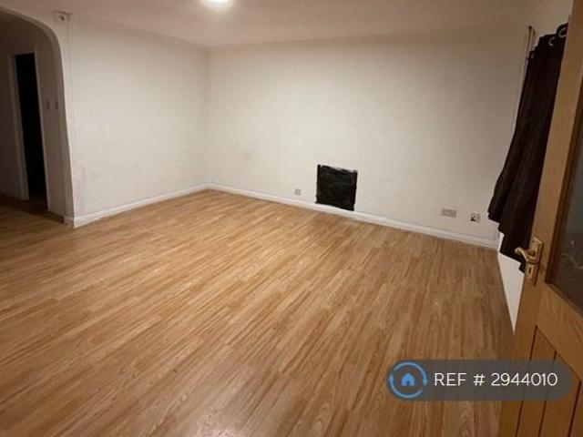 Woodrush Way, Romford, RM6 3 bed terraced house to rent £2,300 pcm £531 pw