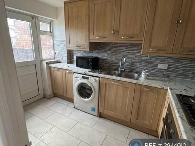 Woodrush Way, Romford, RM6 3 bed terraced house to rent £2,300 pcm £531 pw