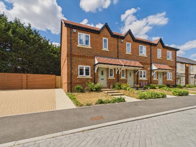Woodward Lane, Warfield, Berkshire RG42, 3 bed end terrace house to rent, £2,500 pcm | PrimeLocation