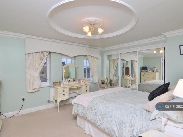 Woodview, Basildon, SS16 4 bed detached house to rent £2,350 pcm £542 pw