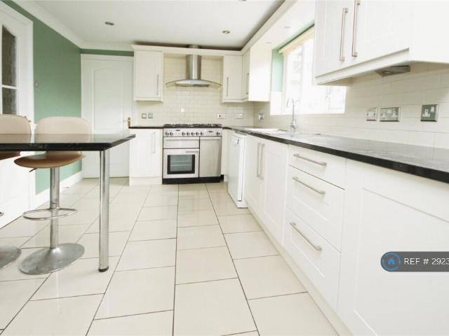 Woodview, Basildon, SS16 4 bed detached house to rent £2,350 pcm £542 pw