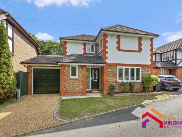 Woodview Close, High Wycombe HP12 3 bed detached house to rent £2,150 pcm £496 pw
