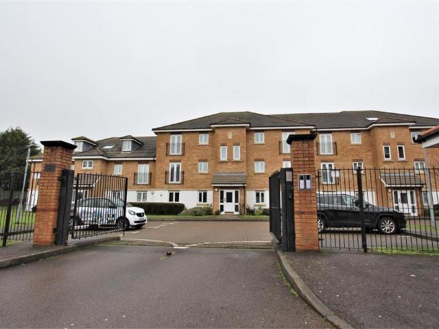 Woodville Court, Southgate N14 2 bed flat to rent £1,900 pcm £438 pw