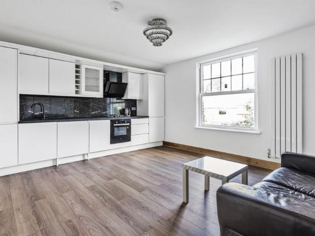 Woodville Road, Ealing, London, W5 1 bed flat to rent £1,700 pcm £392 pw