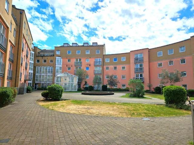 Wooldridge Close, Feltham 2 bed flat to rent £1,675 pcm £387 pw