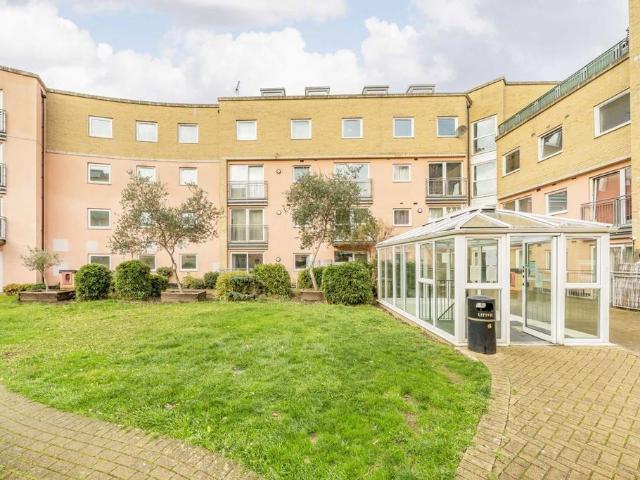 Wooldridge Close, Feltham TW14 2 bed flat to rent £1,700 pcm £392 pw