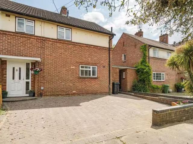 Woolley Road, Tunbridge Wells, TN4 3 bed semi detached house f.