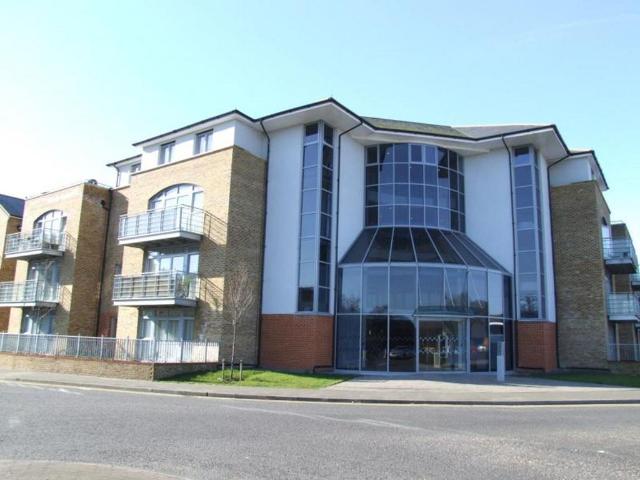 Woolsack Way, Godalming GU7 2 bed apartment to rent £1,750 pcm £404 pw