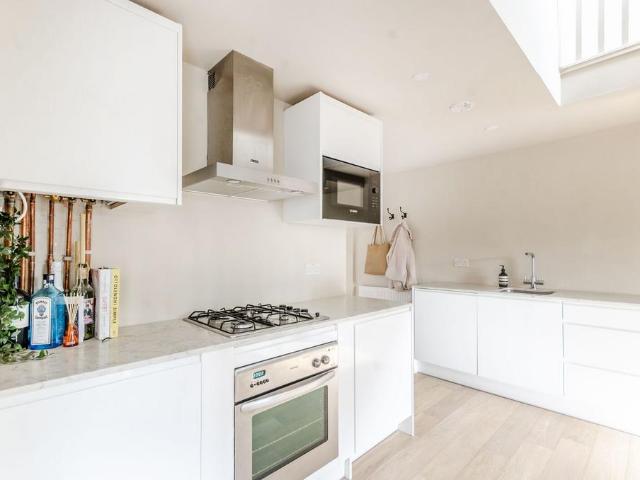 Woolstone Road, Forest Hill, London. 2 bed flat to rent £2,400 pcm £554 pw