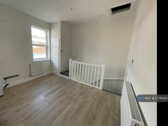 Woolwich, London, SE18 2 bed flat to rent £1,875 pcm £433 pw