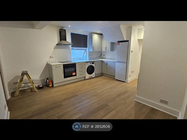 Woolwich New Road, London SE18, 1 bed flat to rent, £1,400 pcm | PrimeLocation
