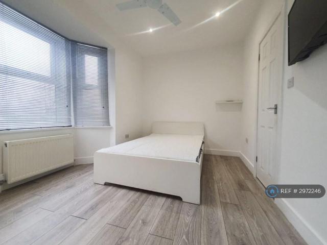 Woolwich Road, London, SE7 1 bed in a flat share to rent £1,099 pcm £254 pw