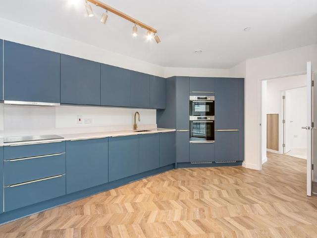 Woolwich, SE18 3 bed flat to rent £2,300 pcm £531 pw