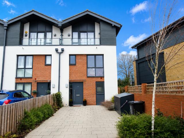 WOKING 4 bed townhouse to rent £2,650 pcm £612 pw