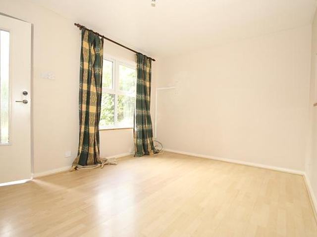 Woking GU21 1 bed maisonette to rent £1,175 pcm £271 pw