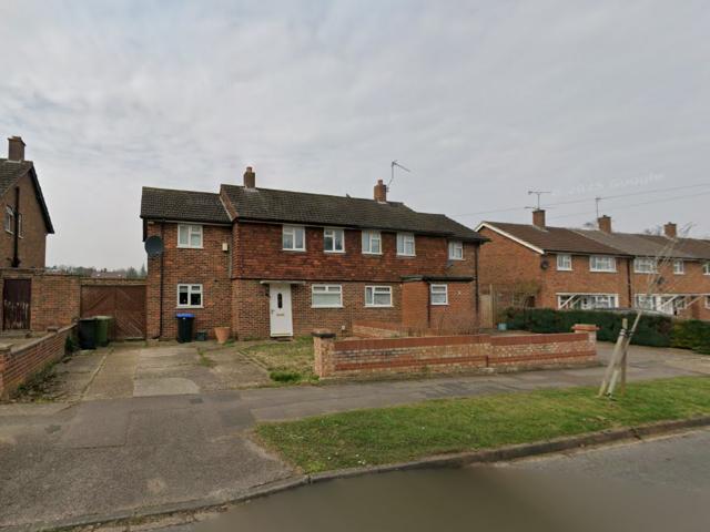 Woking GU22 4 bed semi detached house to rent £3,800 pcm £877 pw