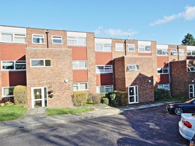Woking GU22 1 bed flat to rent £1,050 pcm £242 pw