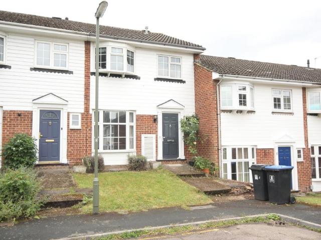 Woking GU22 3 bed terraced house to rent £1,850 pcm £427 pw