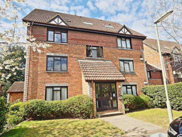 Woking GU22 Studio to rent £1,000 pcm £231 pw