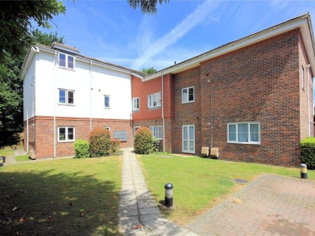 Woking, Surrey GU21, 1 bed flat to rent, £1,300 pcm | PrimeLocation