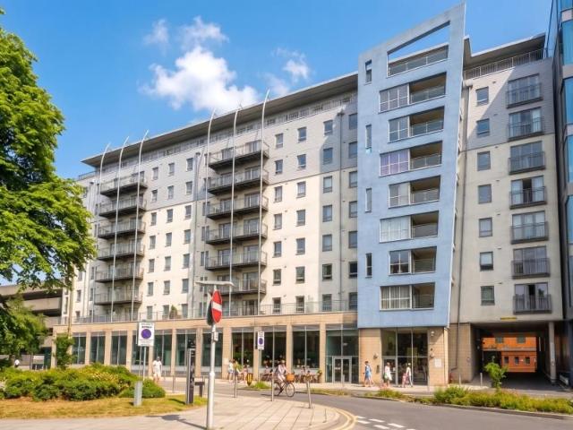 Woking, Surrey GU21, 1 bed flat to rent, £1,350 pcm | PrimeLocation