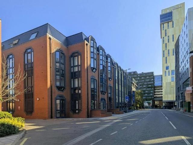 Woking, Surrey GU21, 1 bed flat to rent, £1,500 pcm | PrimeLocation