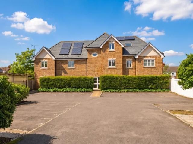 Woking, Surrey GU21, 2 bed flat to rent, £1,650 pcm | PrimeLocation