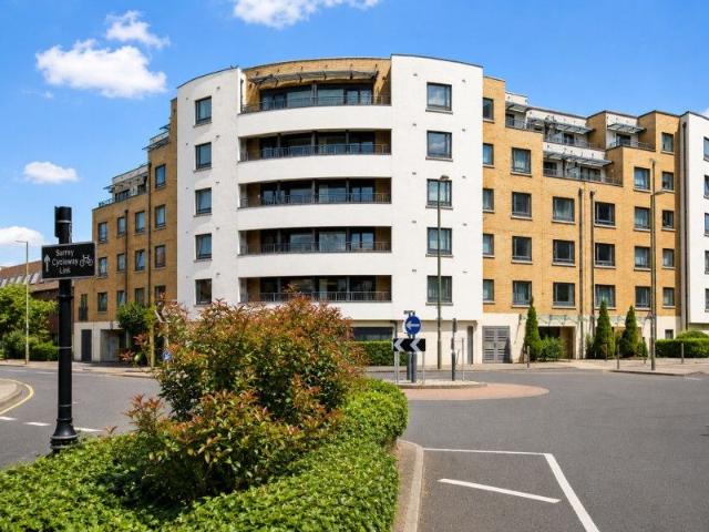 Woking, Surrey GU21, 2 bed flat to rent, £1,650 pcm | PrimeLocation