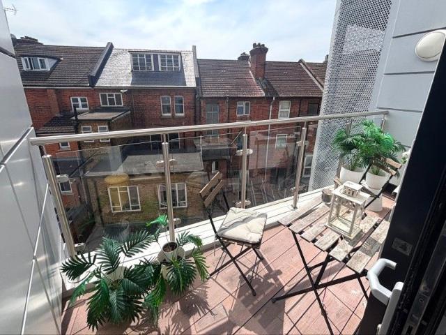 Woking, Surrey GU21, Studio to rent, £1,300 pcm | PrimeLocation