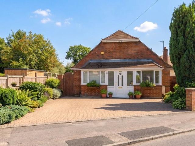 Woking, Surrey GU22, 3 bed detached bungalow to rent, £2,200 pcm | PrimeLocation