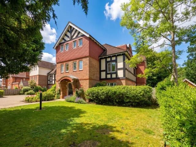 Woking, Surrey GU22, 3 bed flat to rent, £1,850 pcm | PrimeLocation