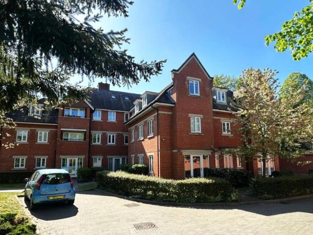 Woking, Surrey GU22, 3 bed flat to rent, £2,000 pcm | PrimeLocation