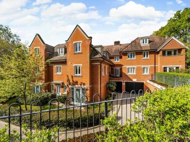Woking, Surrey GU22, 1 bed flat to rent, £1,350 pcm | PrimeLocation