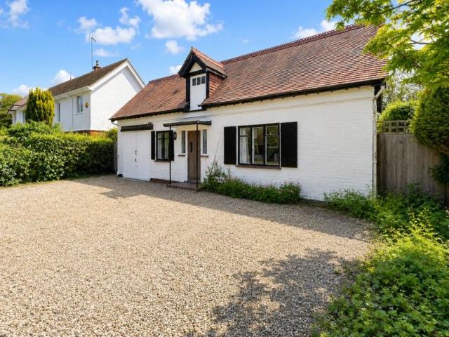Woking, Surrey GU22, 2 bed detached bungalow to rent, £1,850 pcm | PrimeLocation